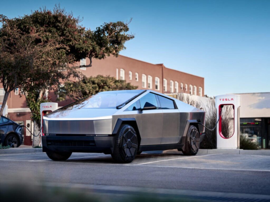 Tesla'nın FSD'li Cybertruck kaza yaptı - Midas